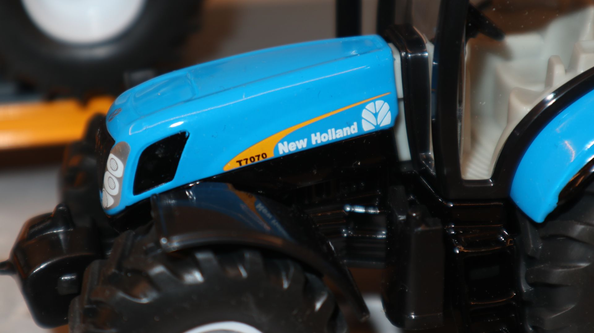 Siku 1984 in 1:50, Scania mit Tieflader und 2 Trecker New Holland, , NEU in OVP